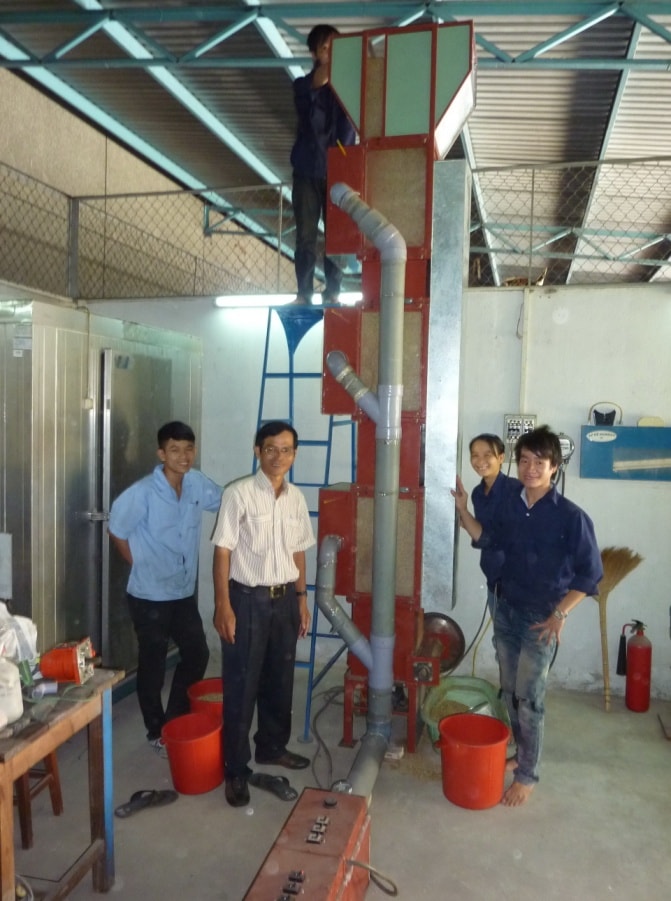 Máy sấy tháp ngang có đảo lúa
