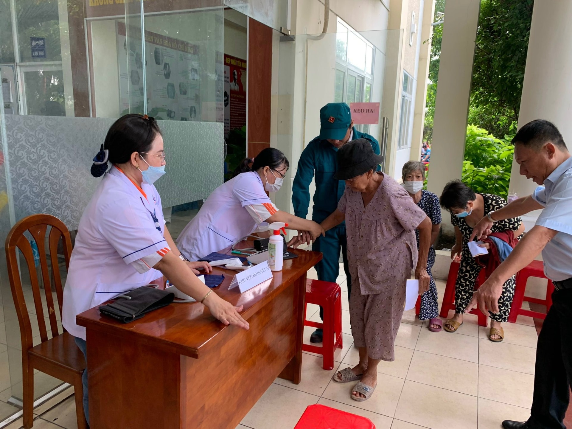 Bệnh viện Nhân dân Gia Định khám chữa bệnh, cấp phát thuốc miễn phí