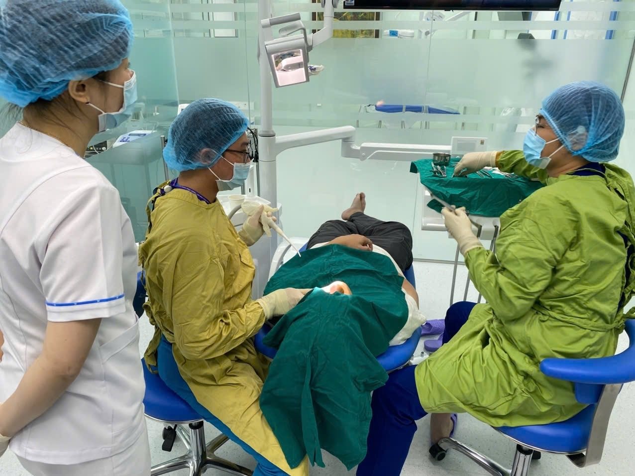 Người cao tuổi Việt Nam mất nhiều răng, 90% viêm nha chu